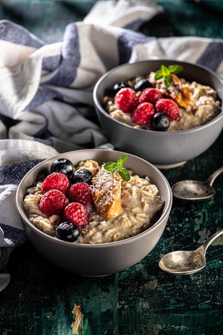 Porridge cu ovăz, unt de arahide și zmeură – un mic dejun sănătos și ...