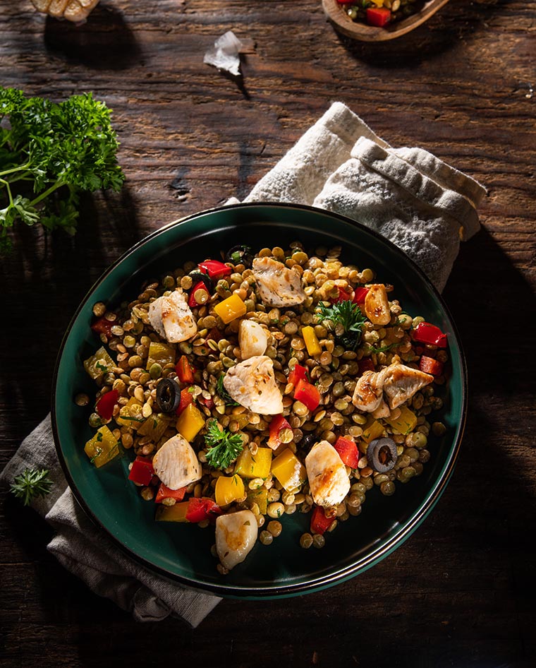 Salată caldă cu linte, piept de pui Puiul Fericit și legume – o ...